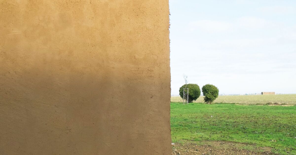 Enduit terre projeté sur support paille